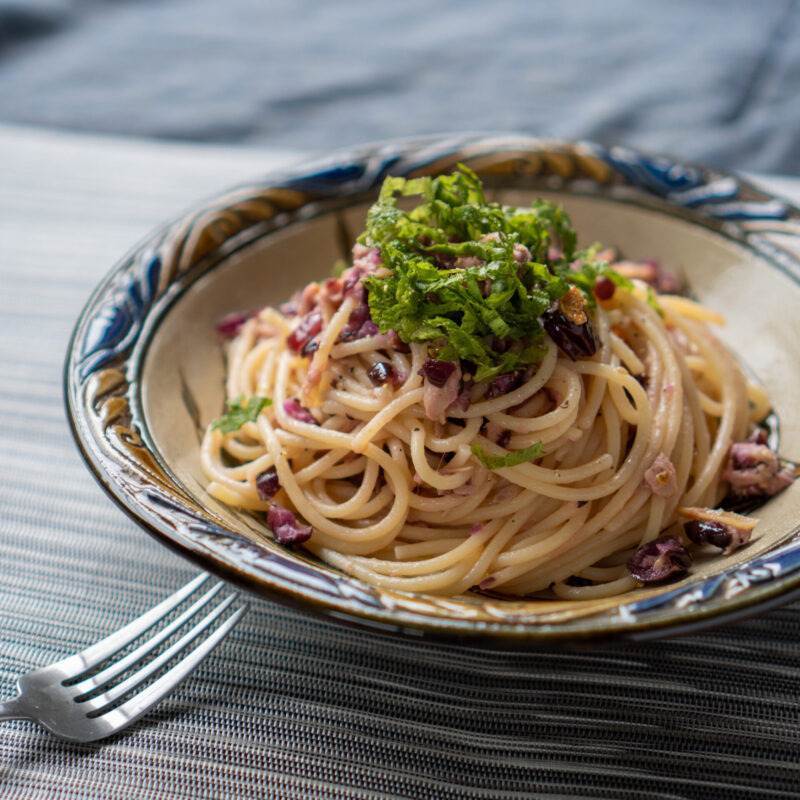 和風の食材でシンプル美味しい！柴漬けとツナ缶のペペロンチーノ – CAN PASTA